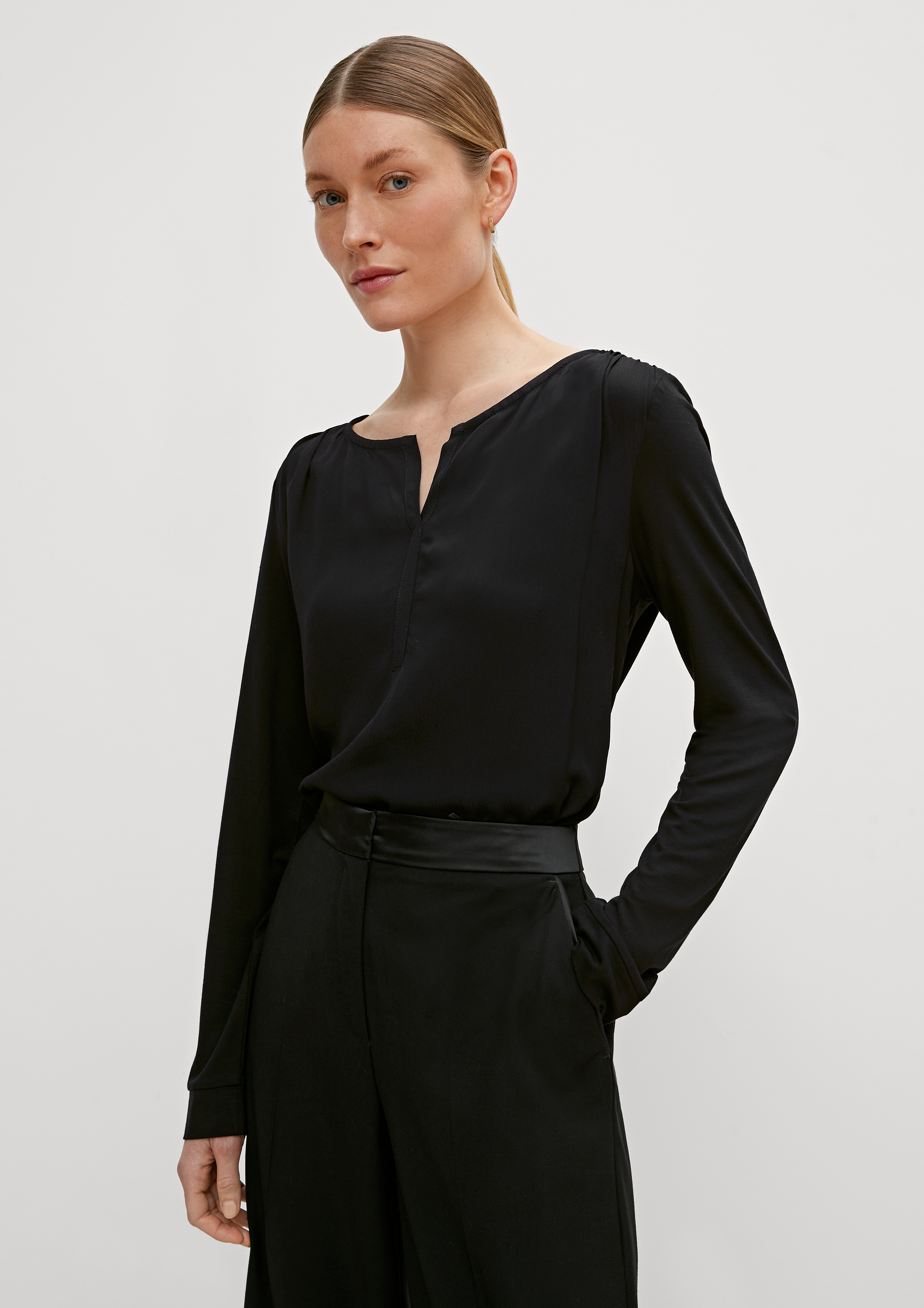 Top with a notch neckline - black | Comma