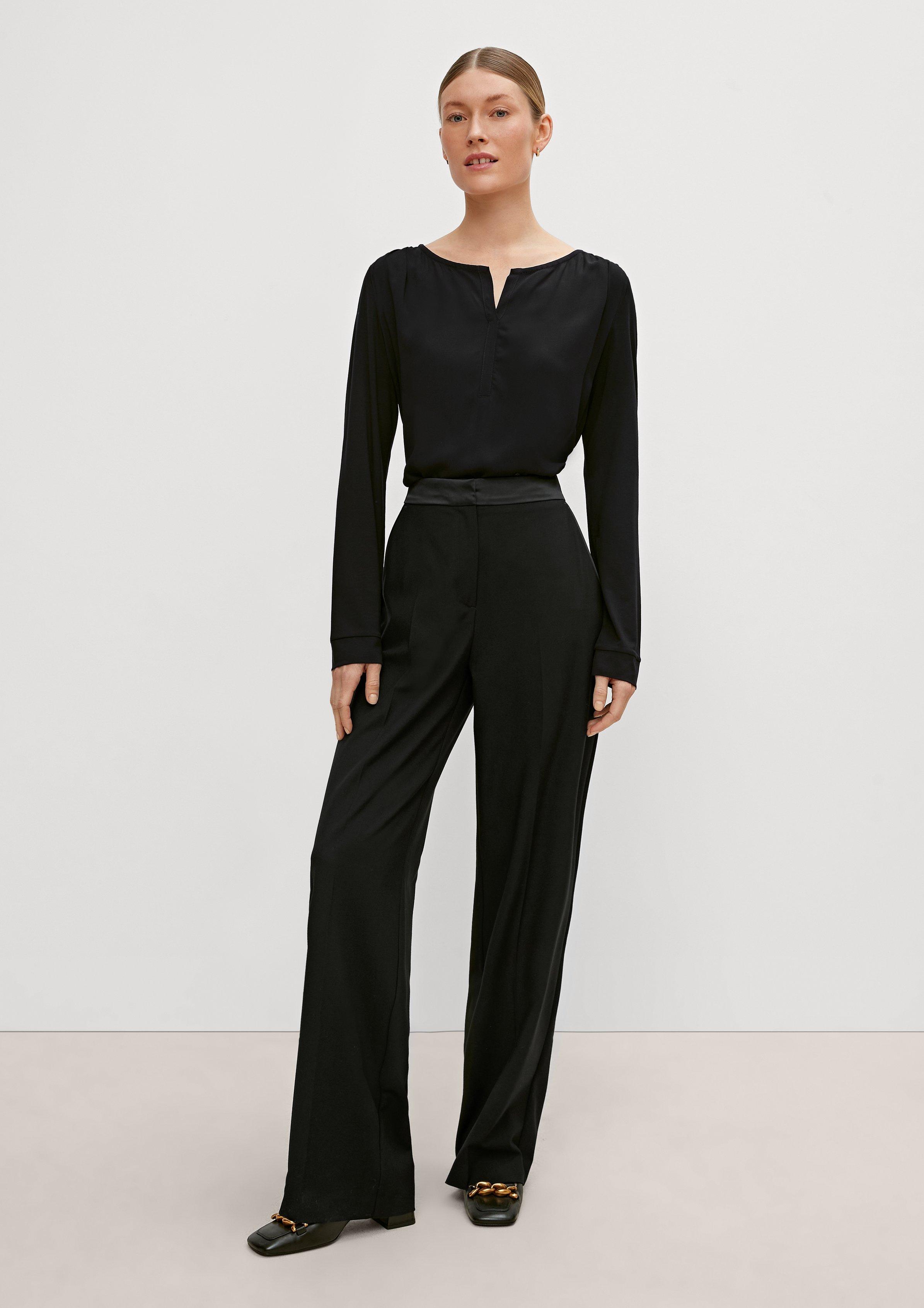 Top with a notch neckline - black | Comma
