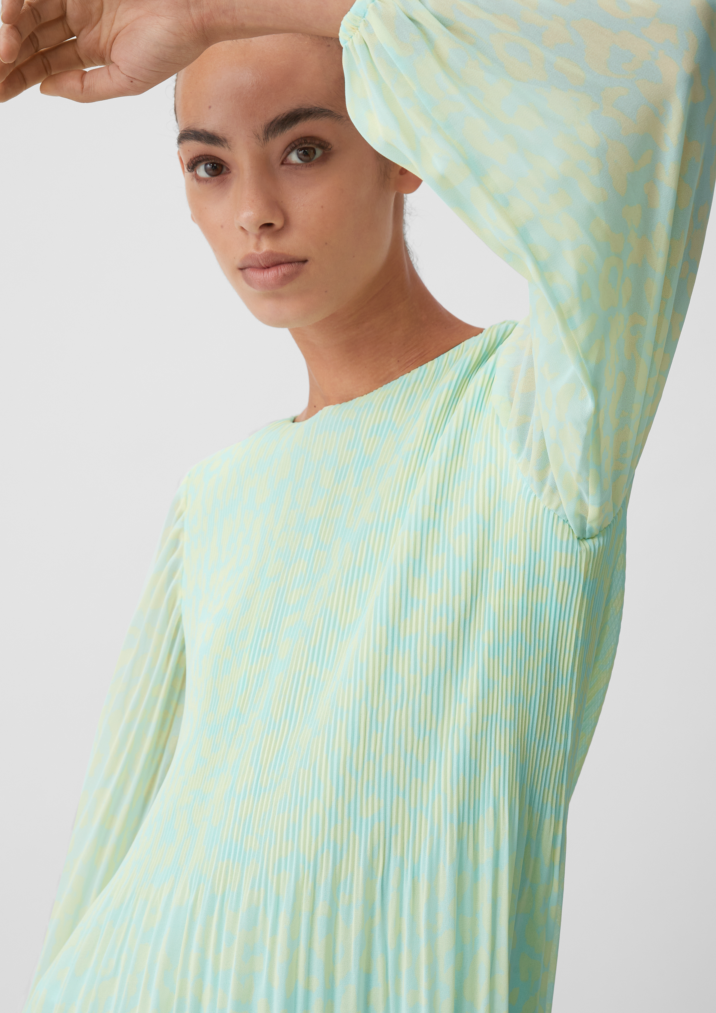 Chiffon dress with pleating - mint | Comma