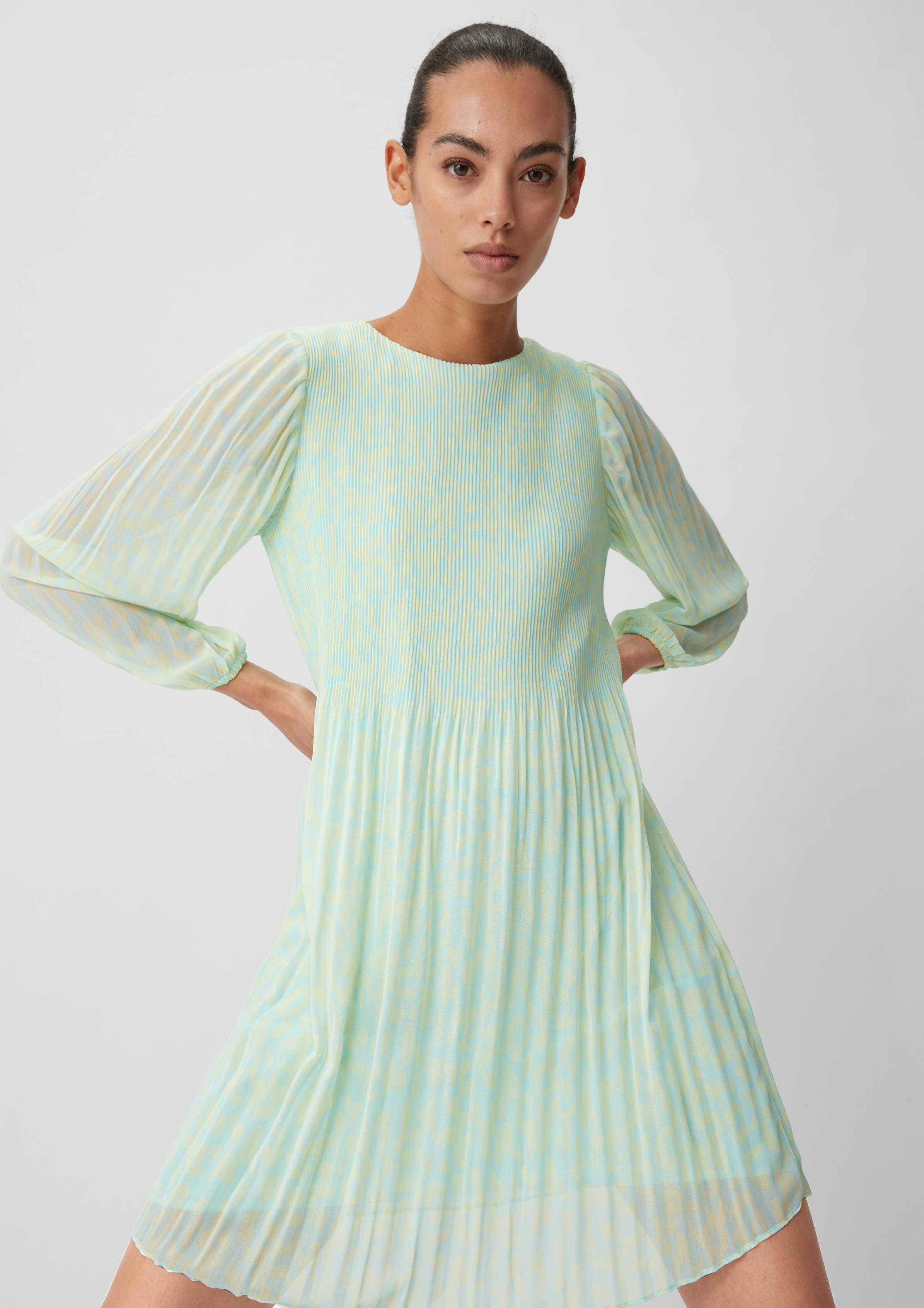 Chiffon dress with pleating - mint | Comma