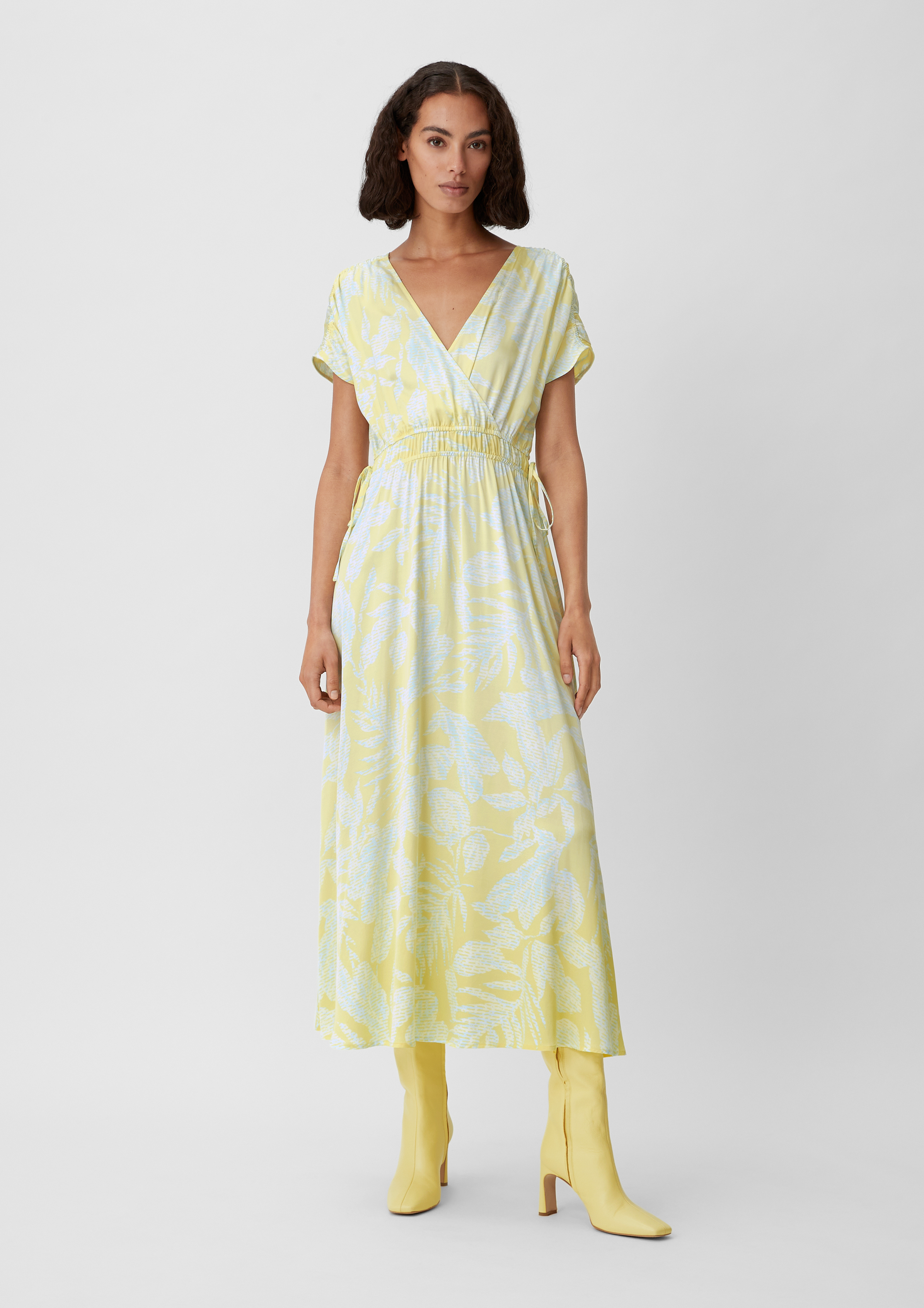 Satin dress with gathers - light lemon | Comma