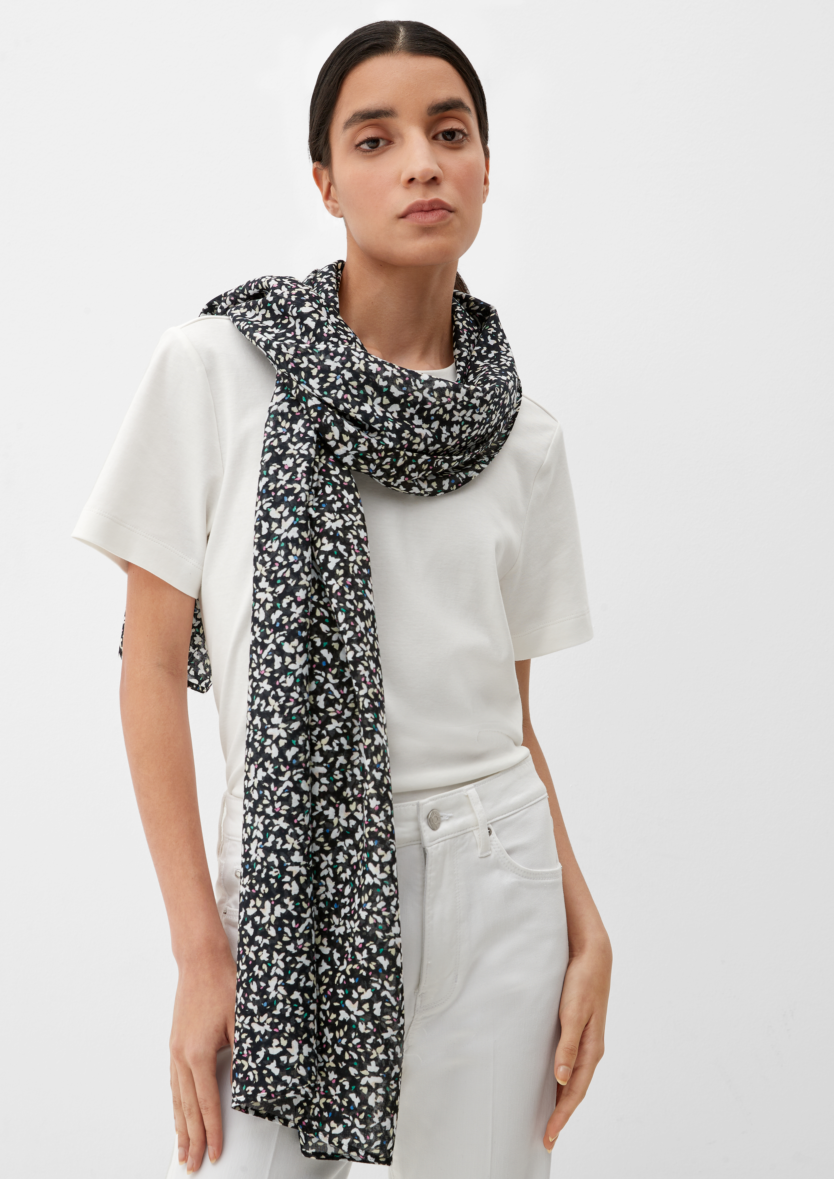 Viscose scarf with floral pattern - black | s.Oliver