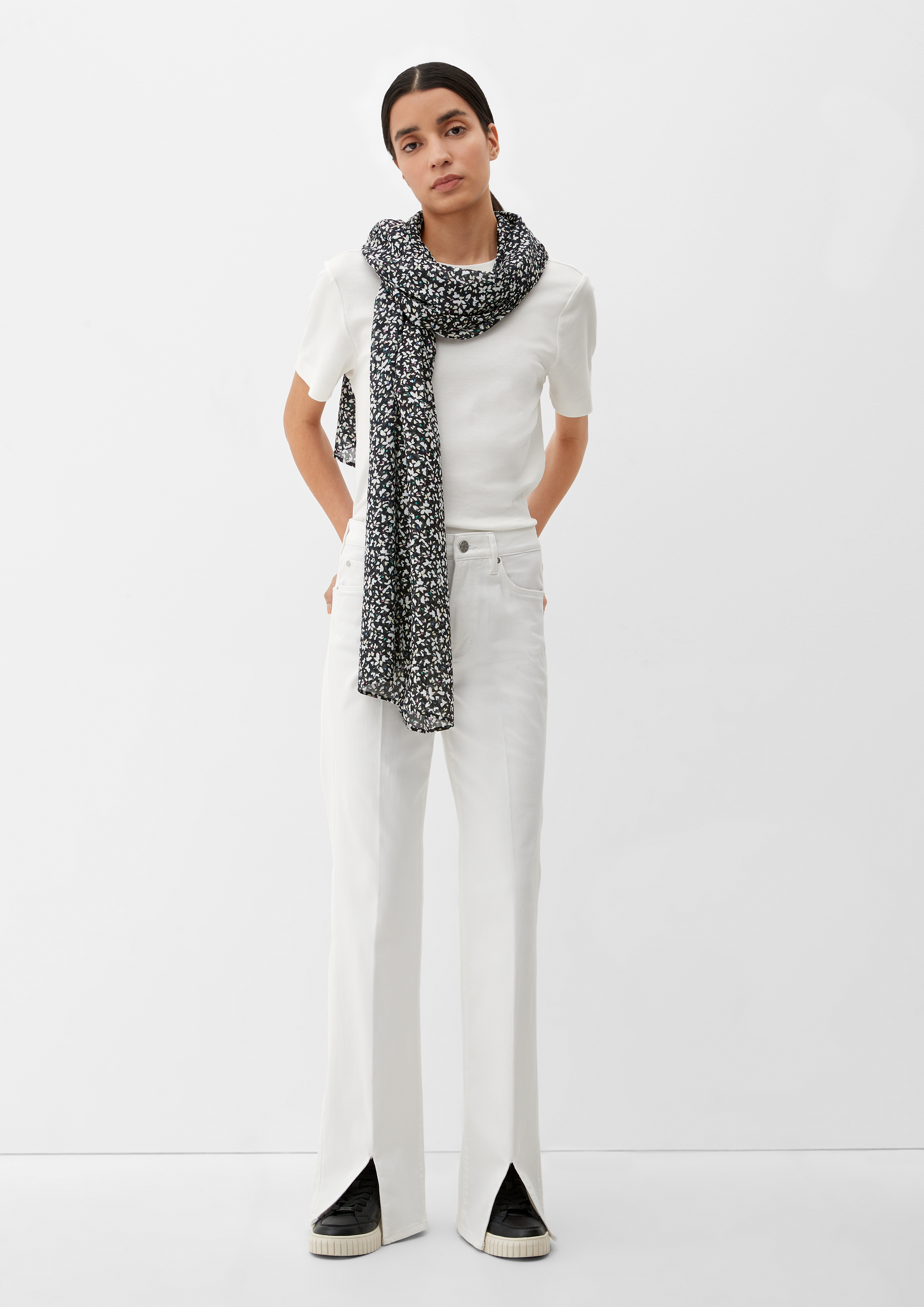 Viscose scarf with floral pattern - black | s.Oliver