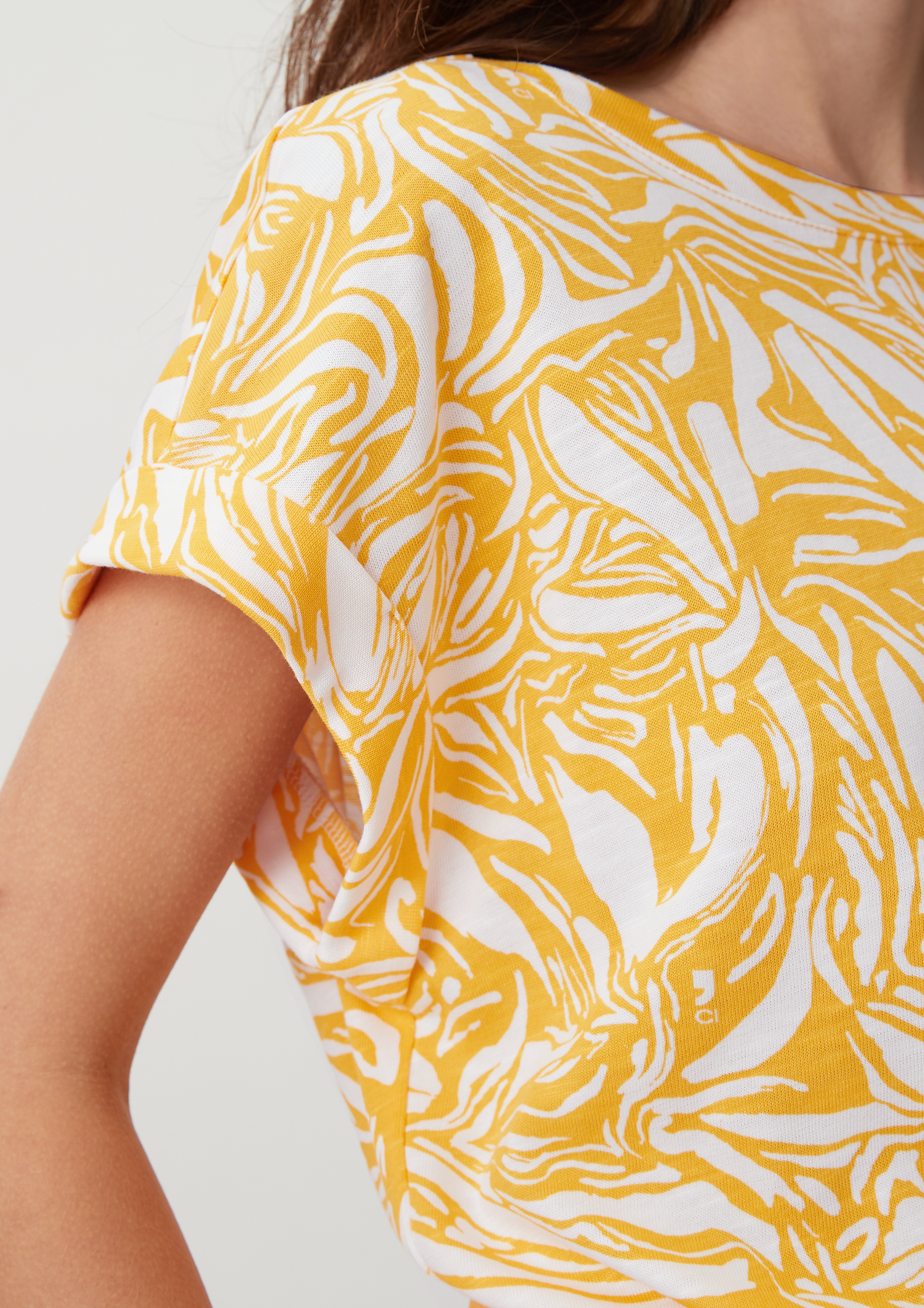 T-shirt with dropped shoulders - yellow | Comma
