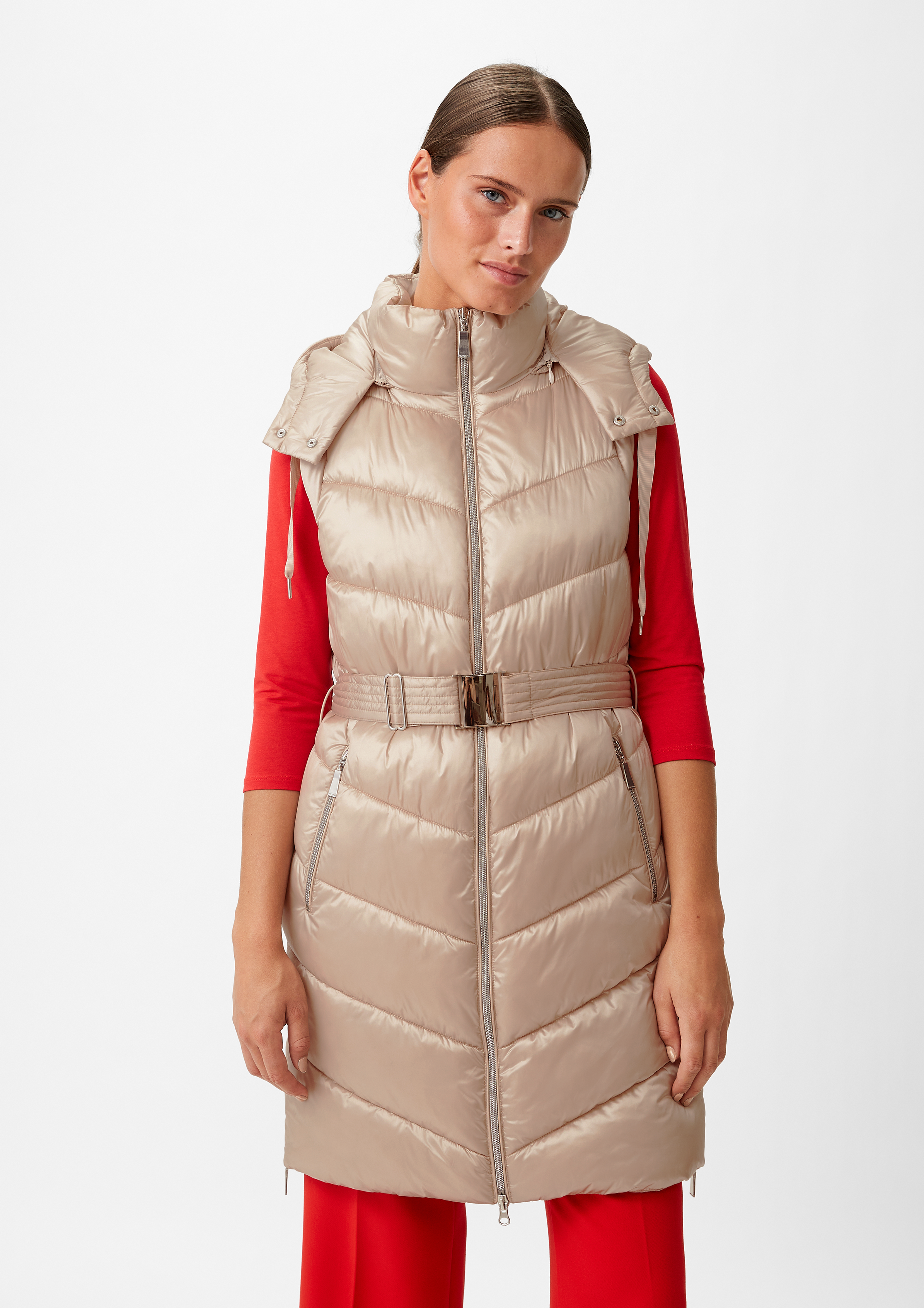 Long quilted body warmer with a cinch belt - beige | Comma