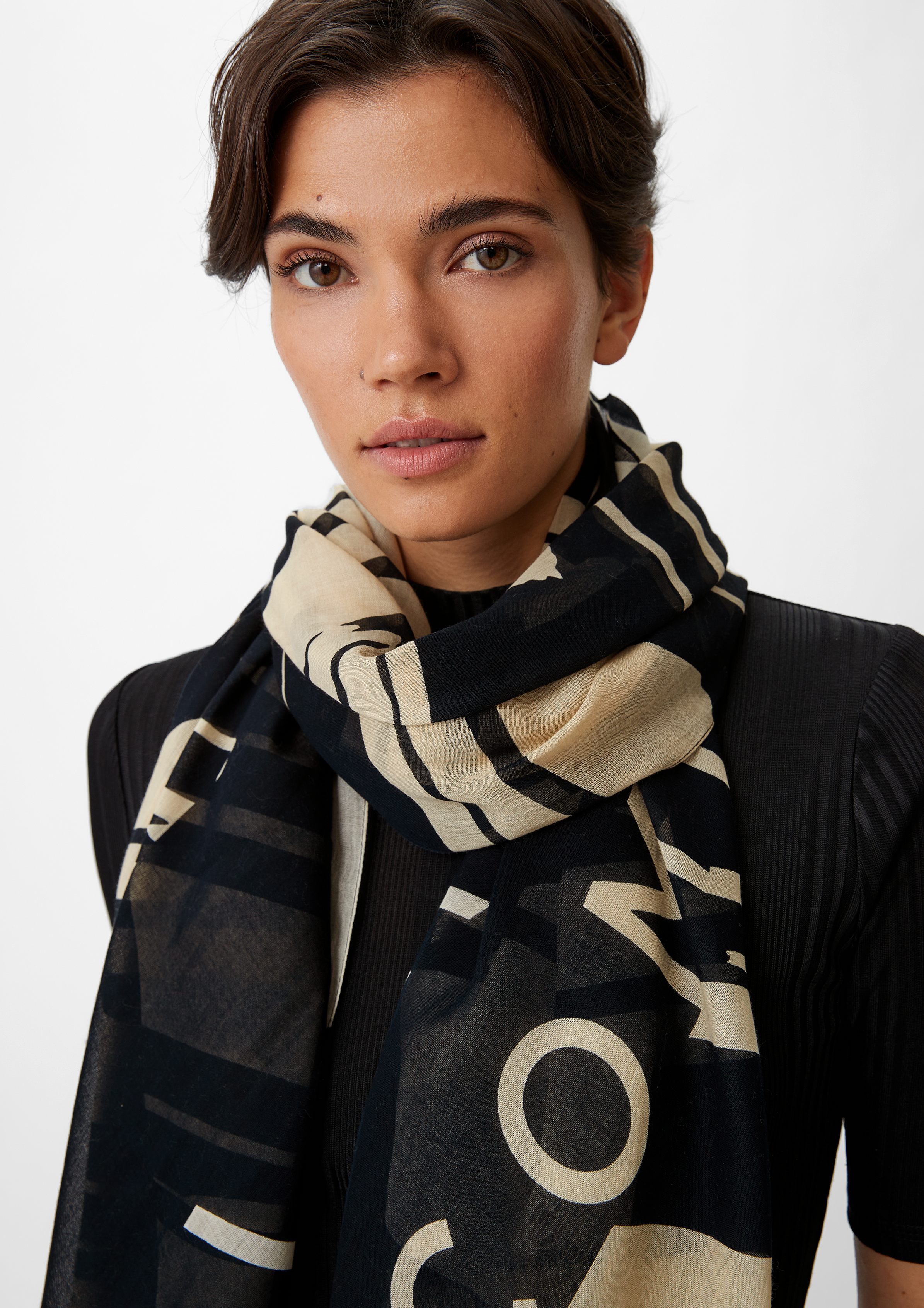 Scarf in a modal blend - black | Comma