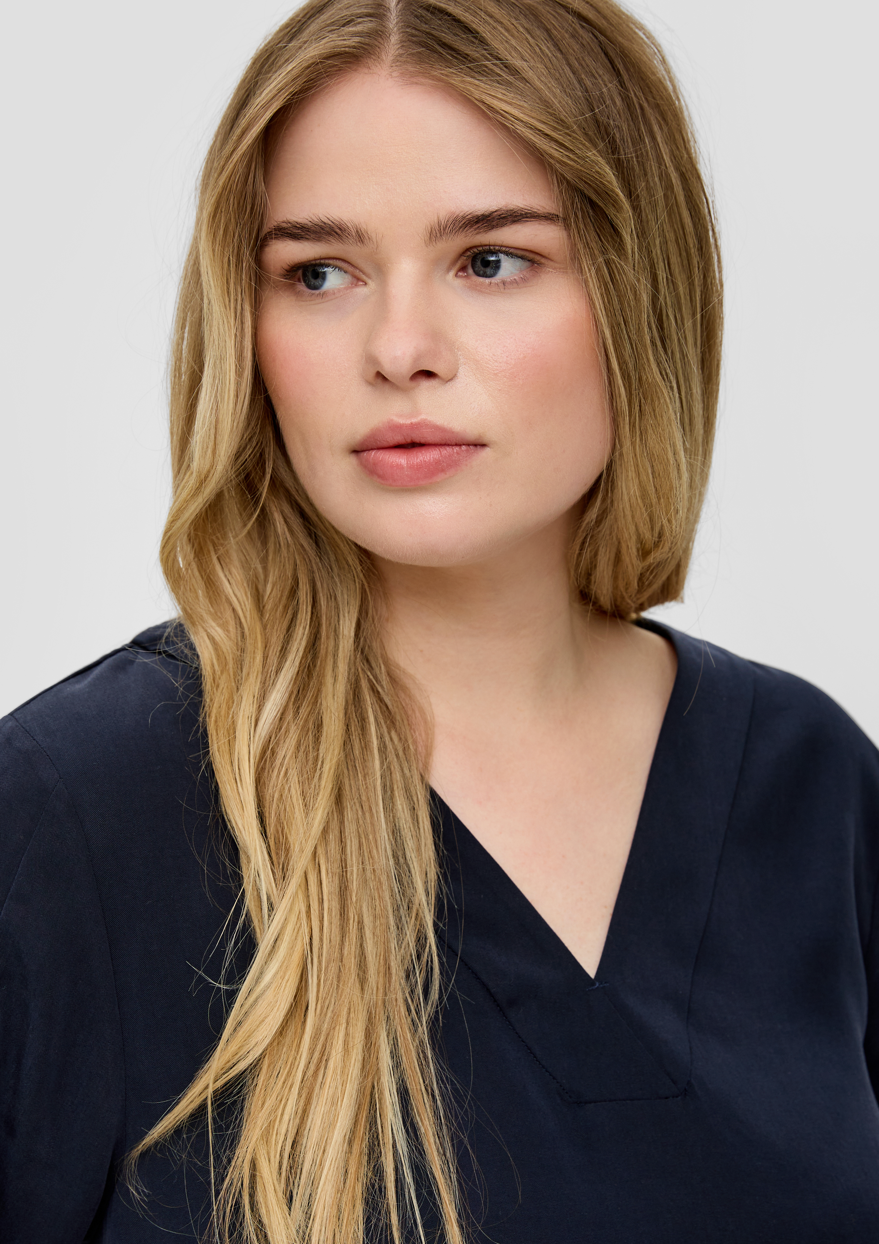 Lyocell blouse with a V-neckline - Blue | s.Oliver