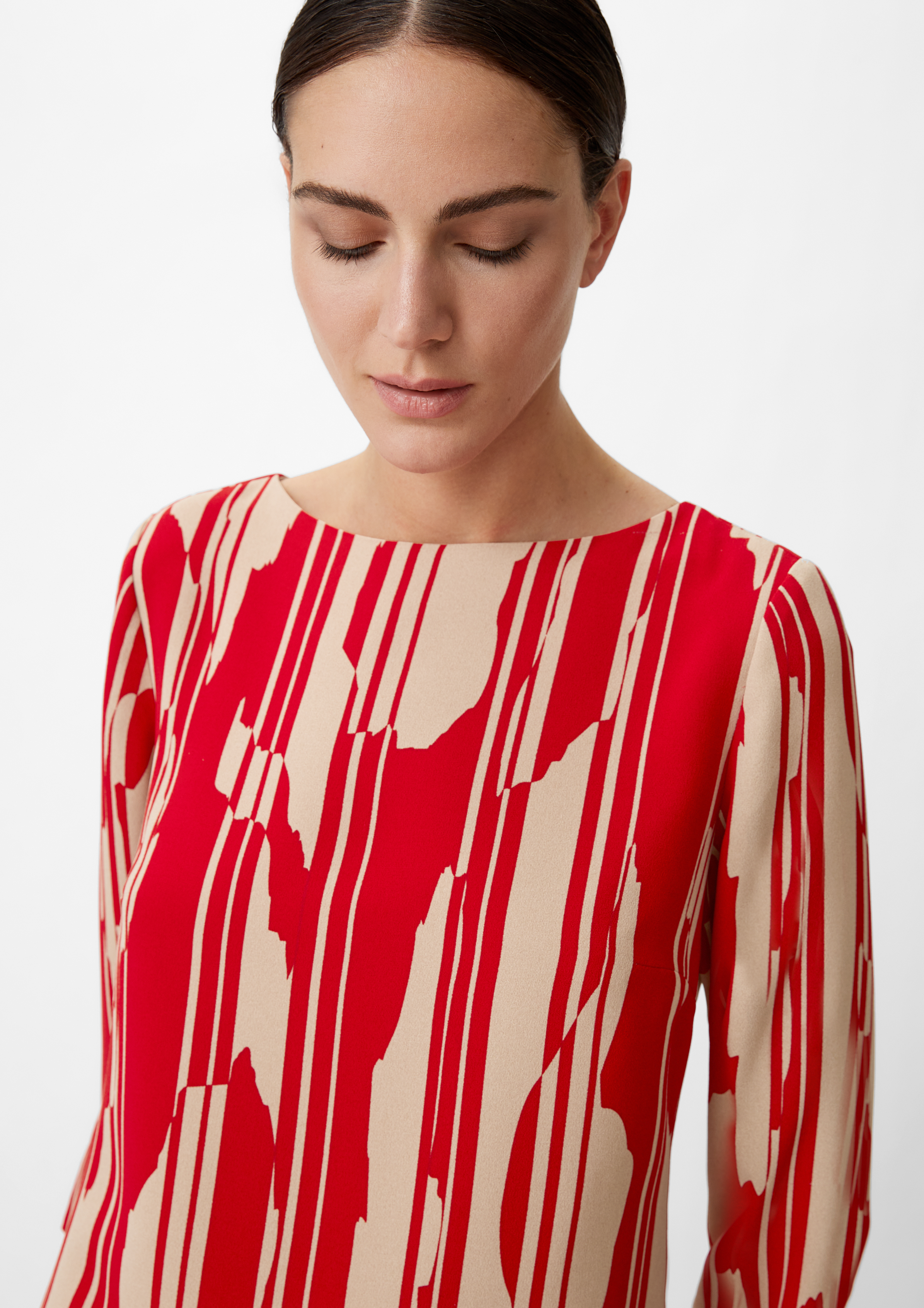 Crêpe dress with an all-over print - cranberry | Comma