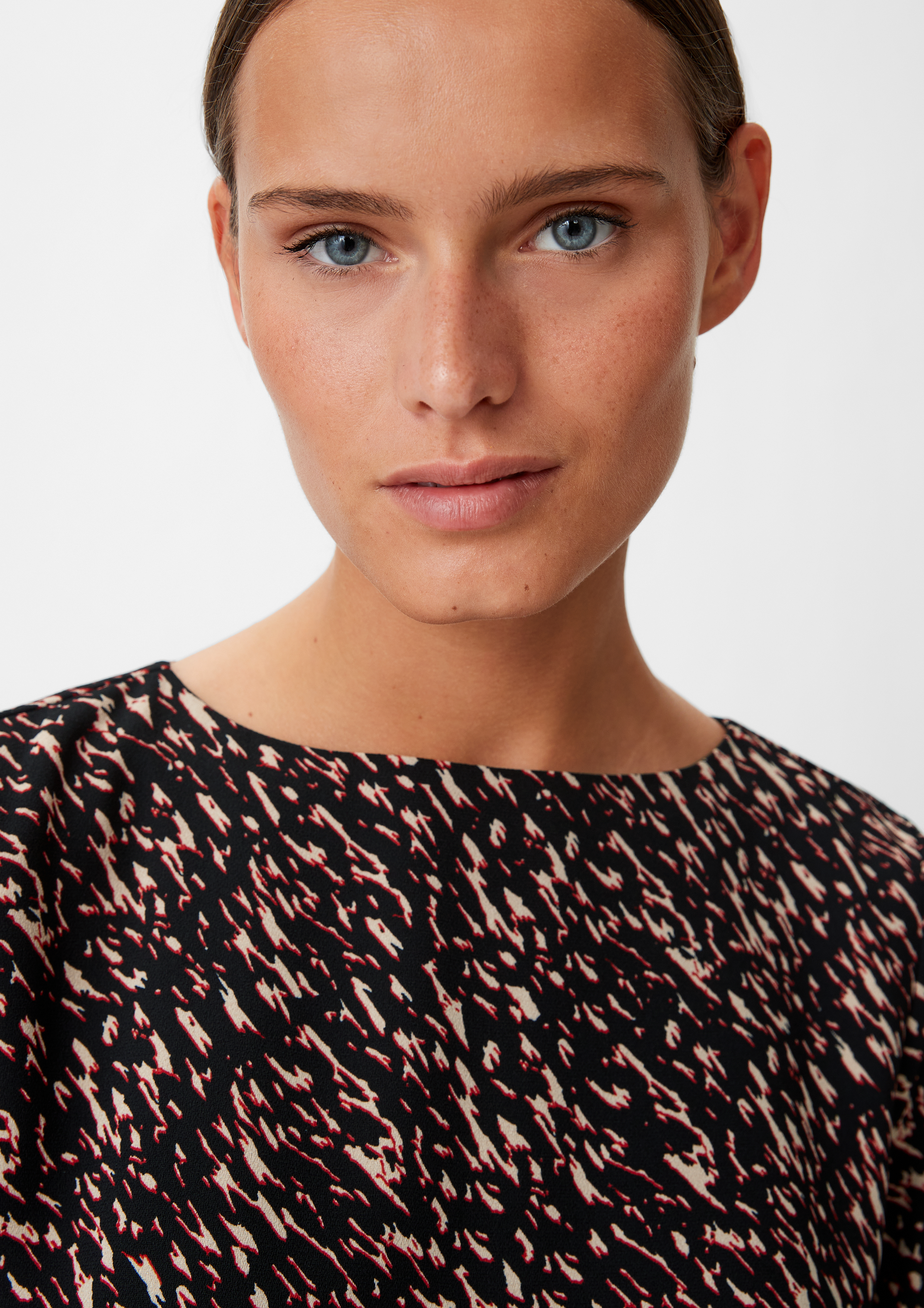 Crêpe dress with an all-over print - black | Comma