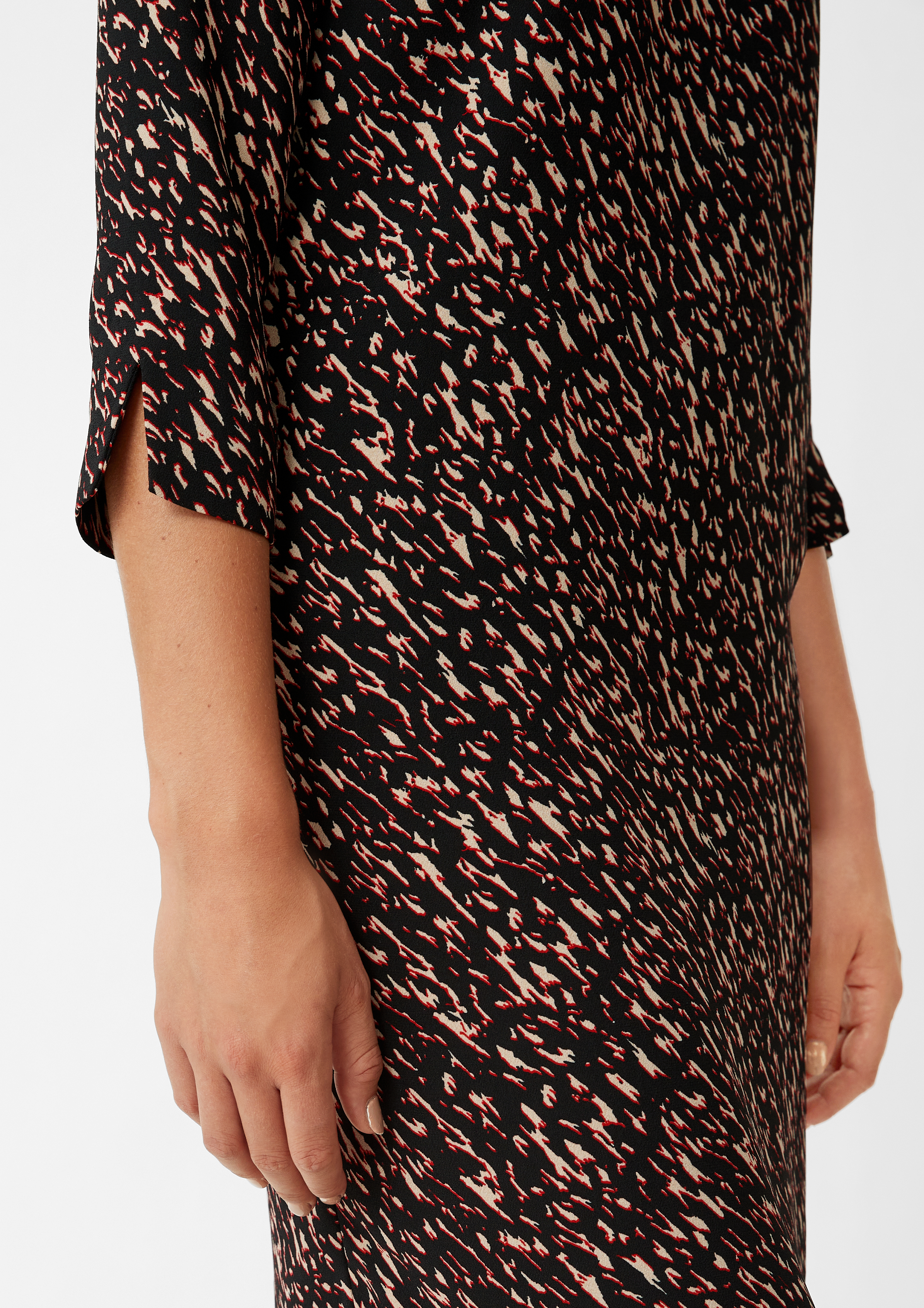 Crêpe dress with an all-over print - black | Comma