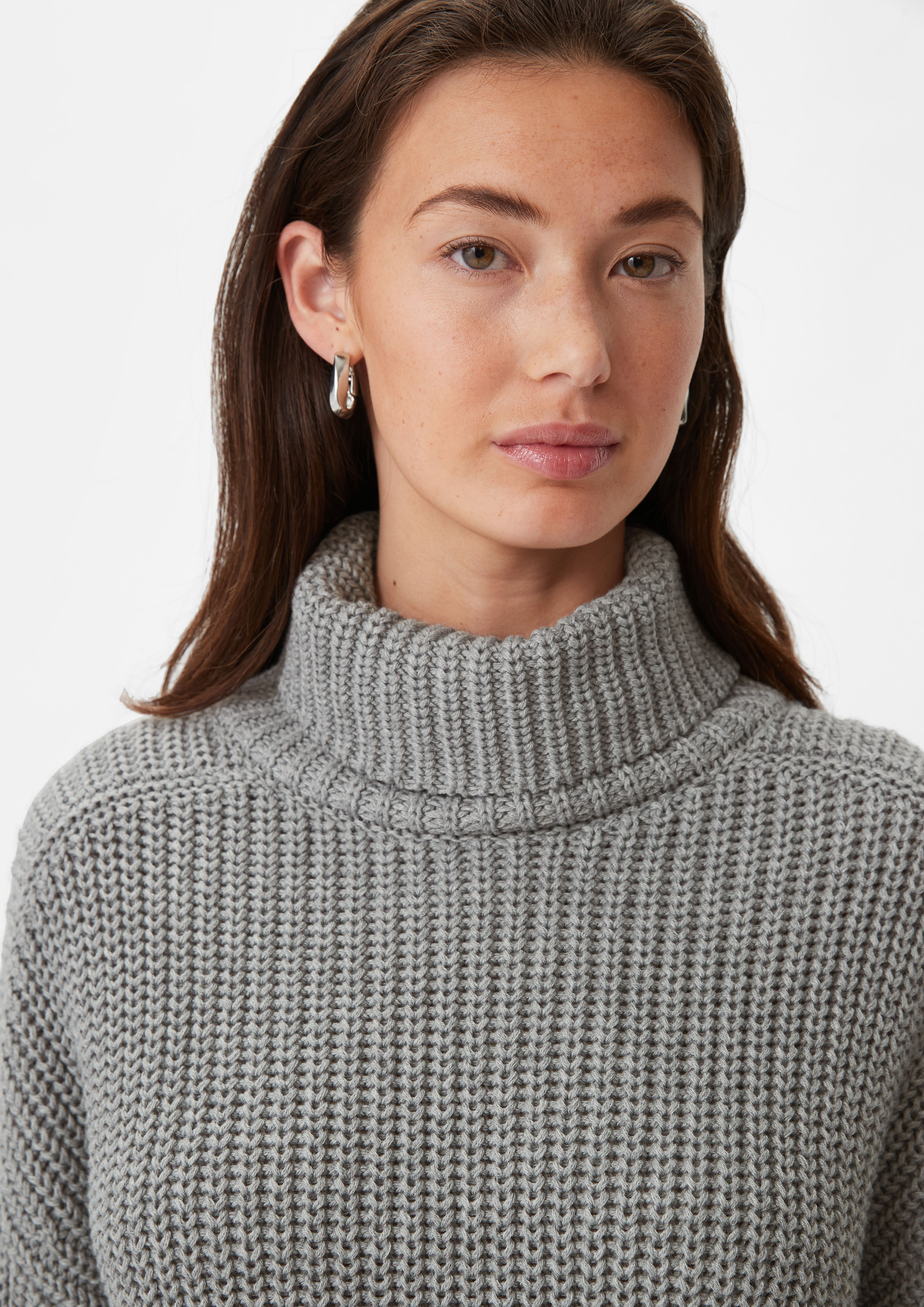 Loose-fitting knitted jumper with a polo neck - Grey | SCAYLE