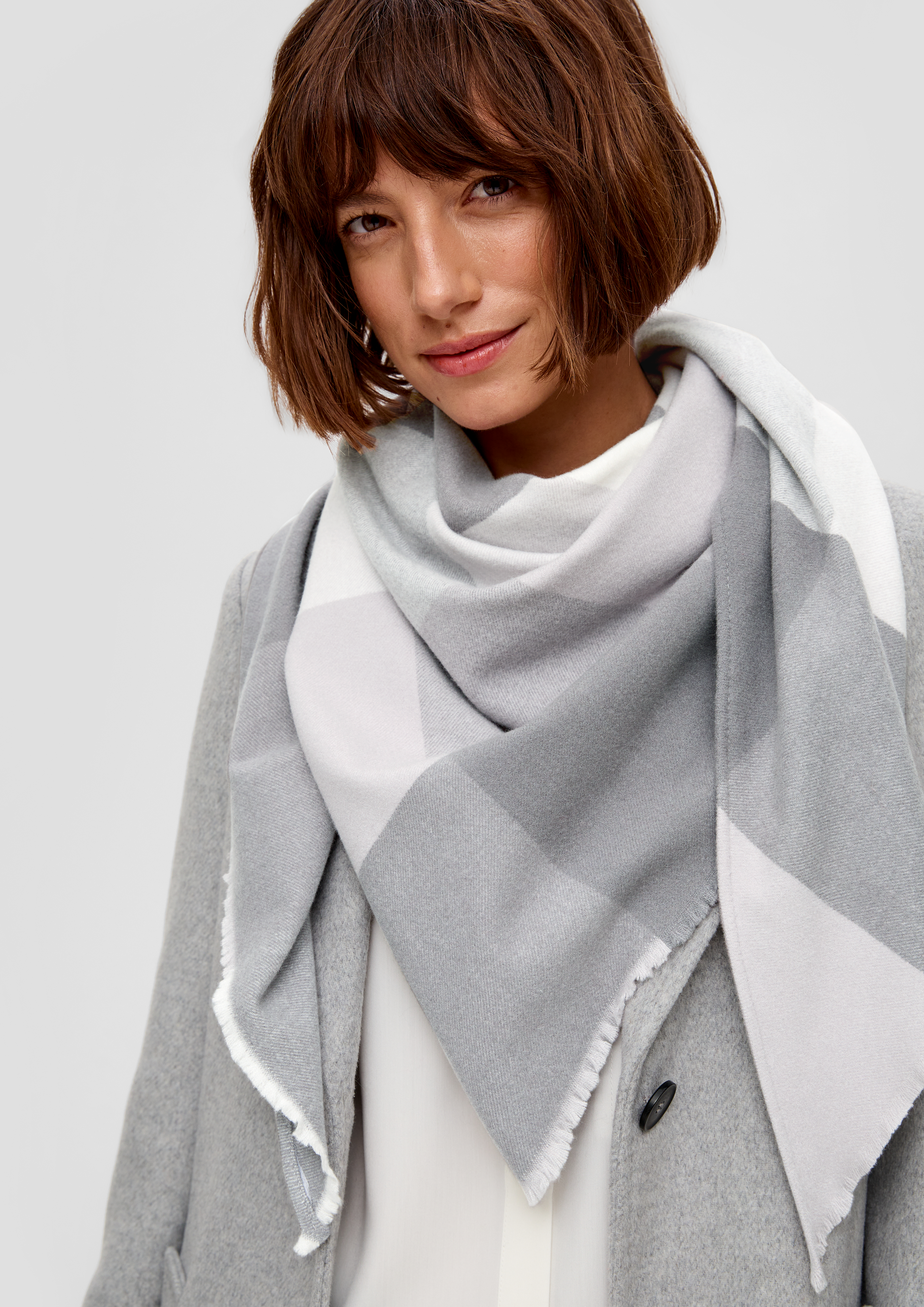 Triangular scarf in a viscose blend - pigeon grey | s.Oliver