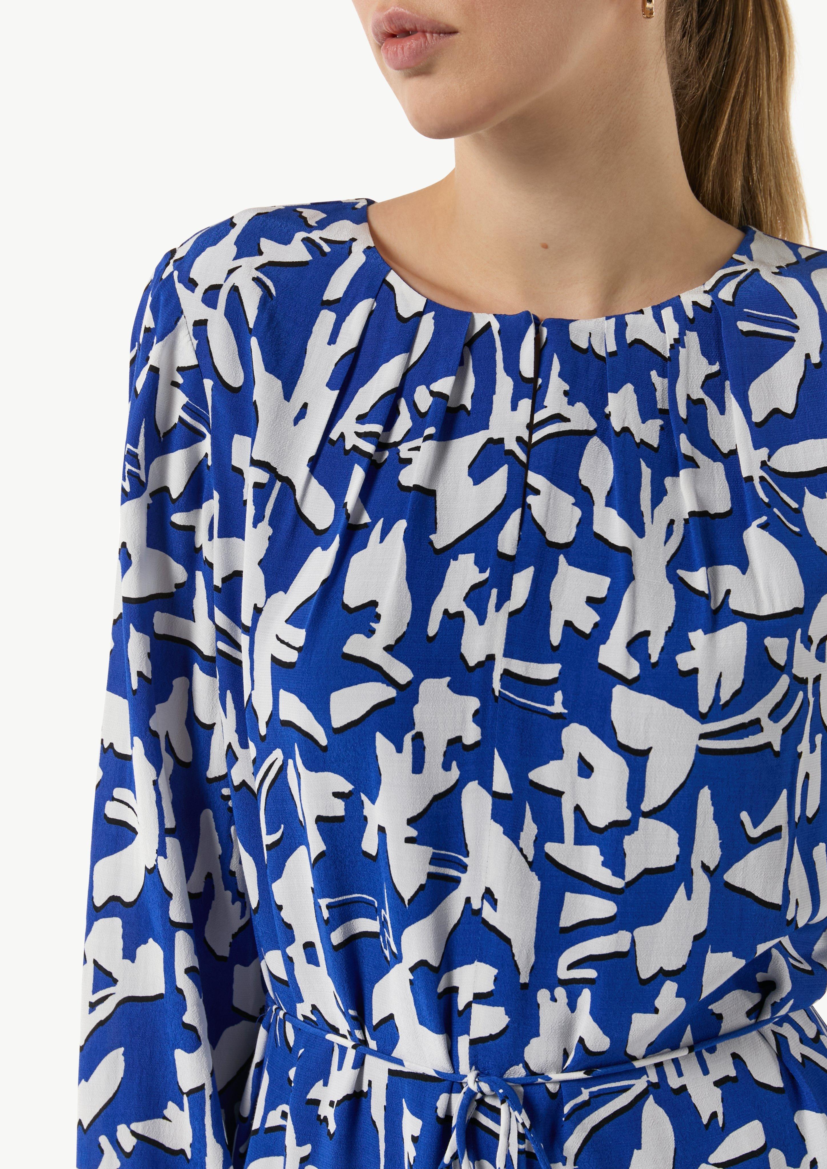 Patterned midi dress with a pleated neckline - royal blue | Comma