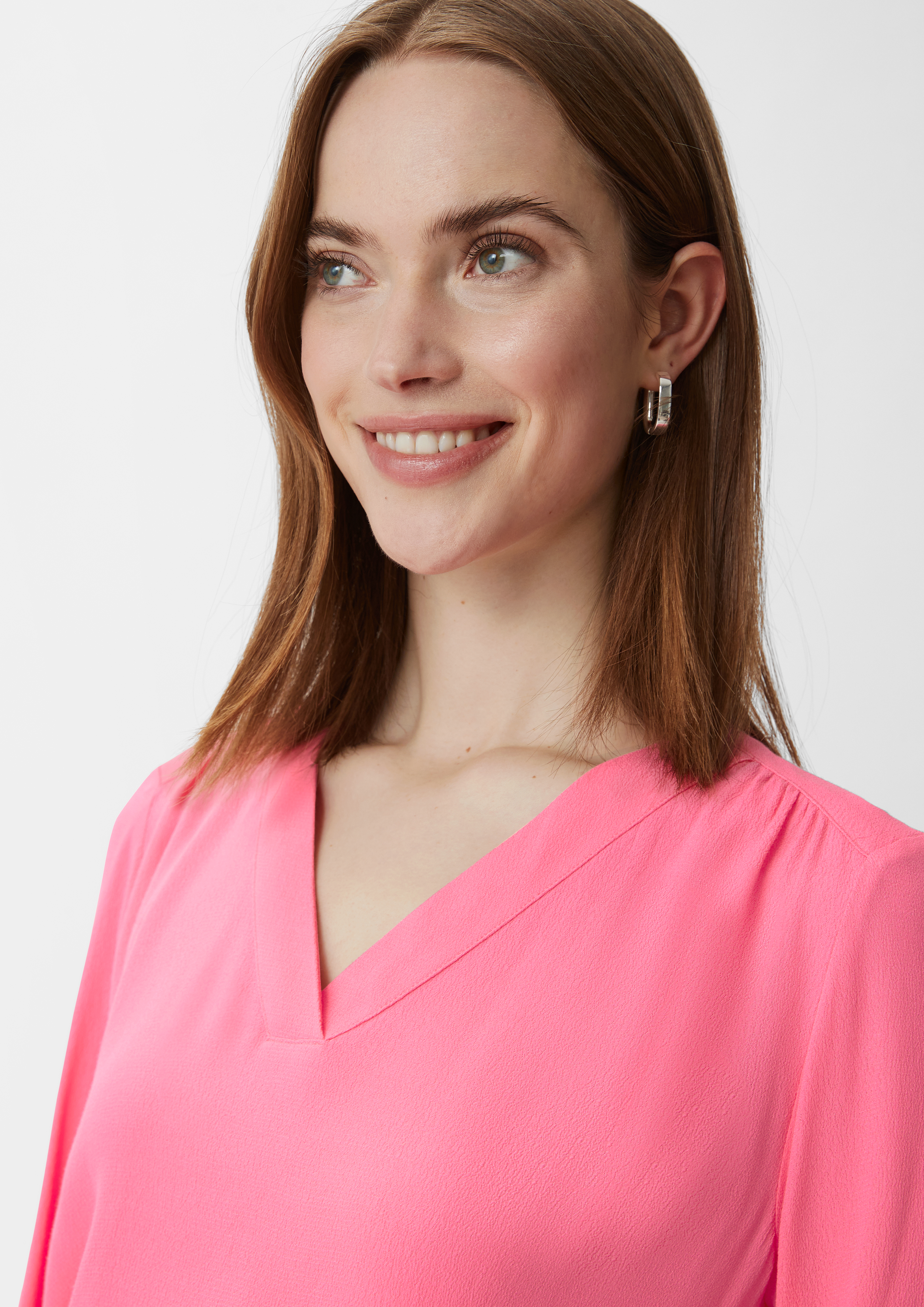 Crêpe blouse with a V-neckline - pink | Comma