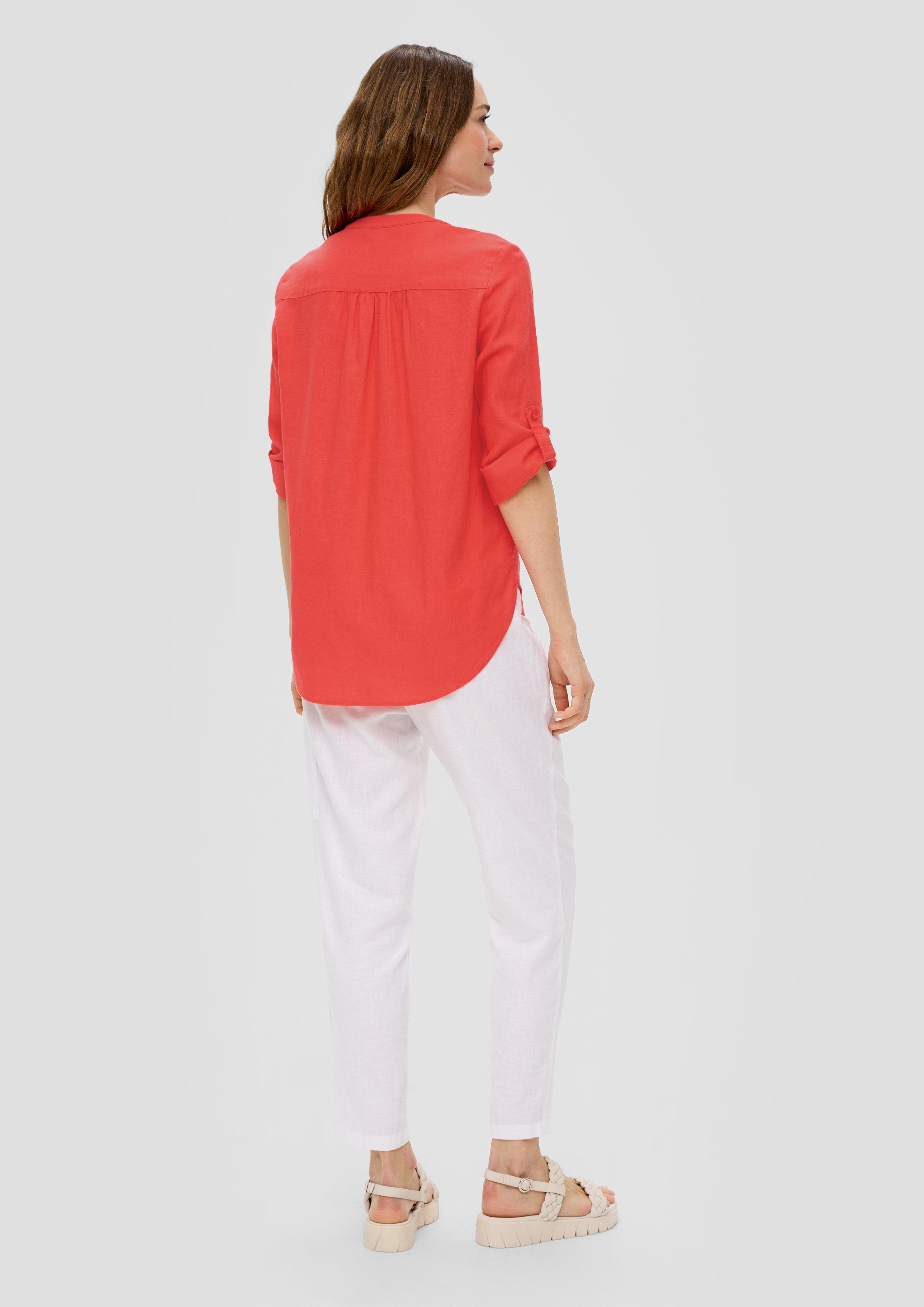 Linen blouse with 3/4-length sleeves and a notch neckline Linen blouse with 3/4-length sleeves and a notch neckline