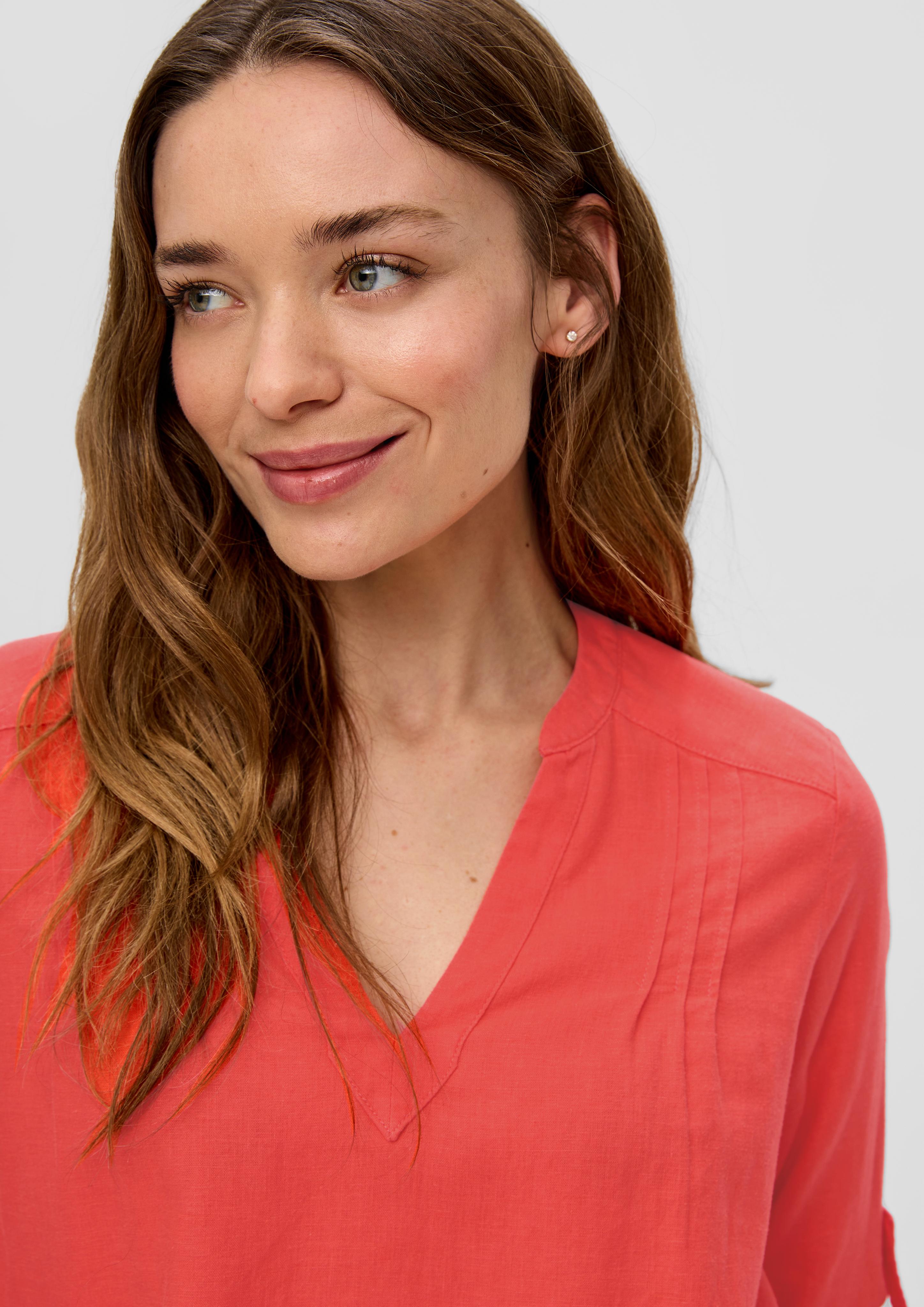 Linen blouse with 3/4-length sleeves and a notch neckline Linen blouse with 3/4-length sleeves and a notch neckline