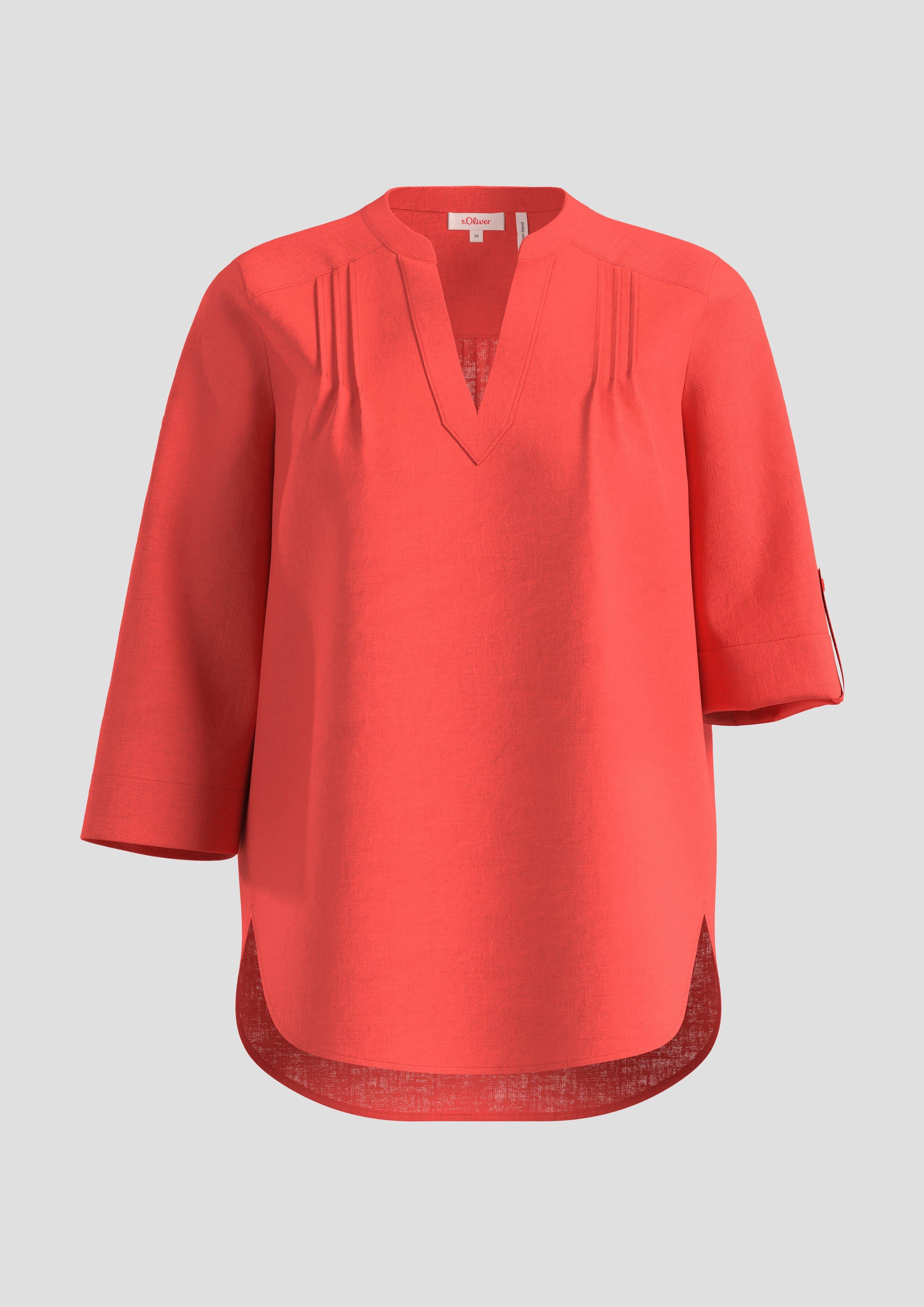 Linen blouse with 3/4-length sleeves and a notch neckline Linen blouse with 3/4-length sleeves and a notch neckline