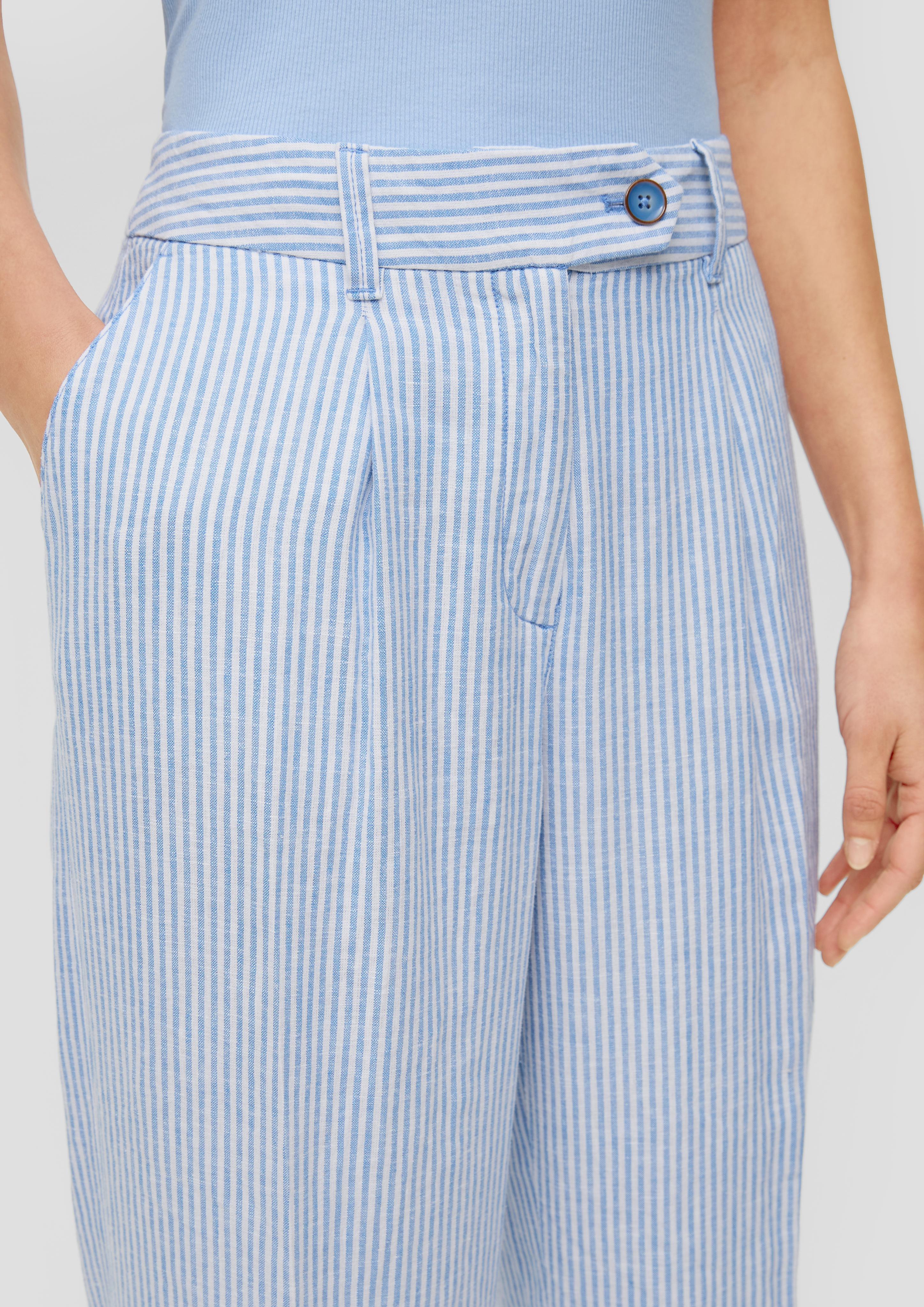 Linen blend trousers with a wide leg and pressed pleats Linen blend trousers with a wide leg and pressed pleats