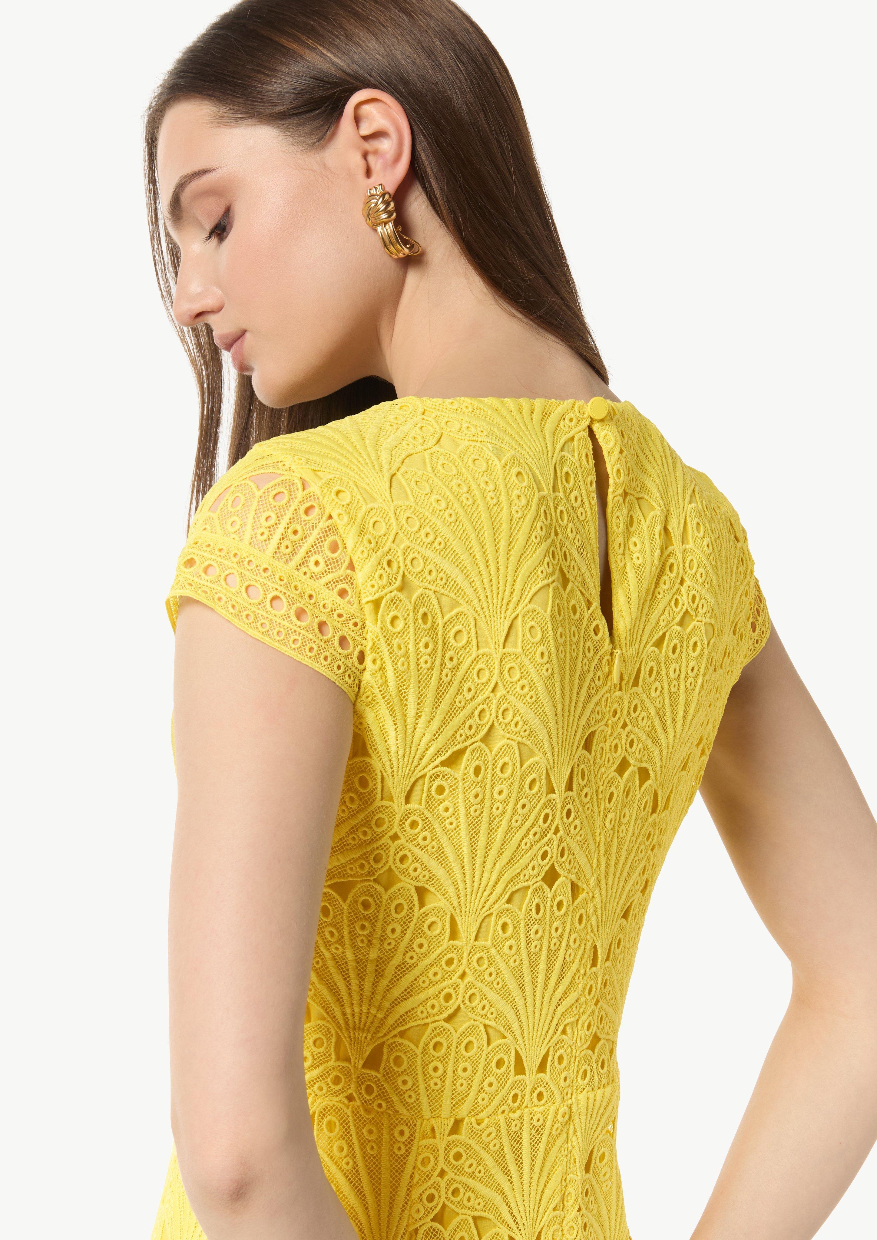 Lace dress with a round neckline - yellow | Comma