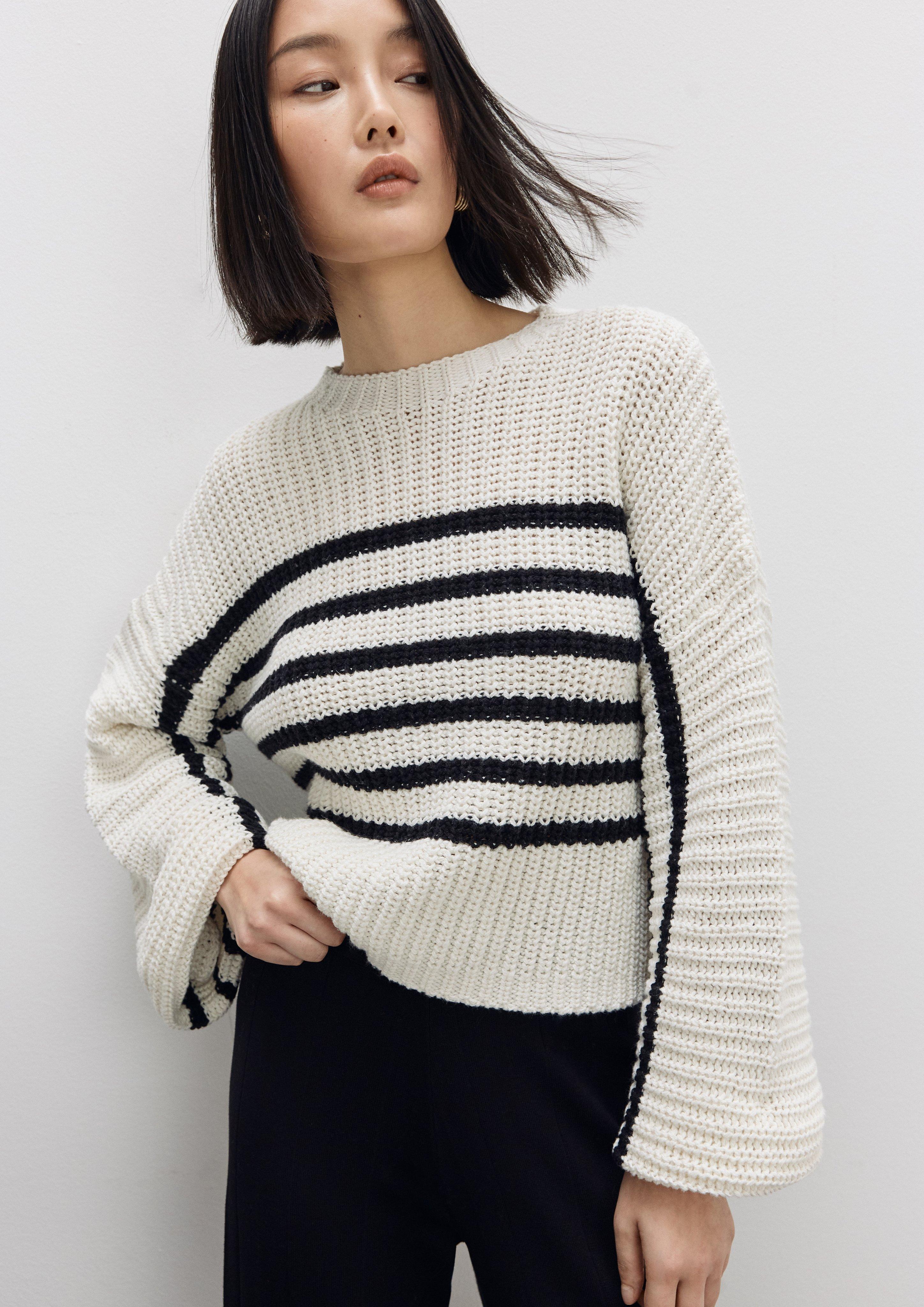 Gestreifter Strickpullover mit Trompeten-Ärmeln - weiß | Comma
