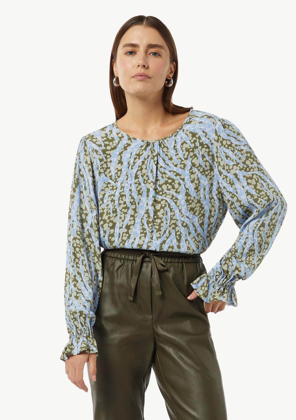 Gemusterte Bluse mit Volant-Details - olivgrün | Comma