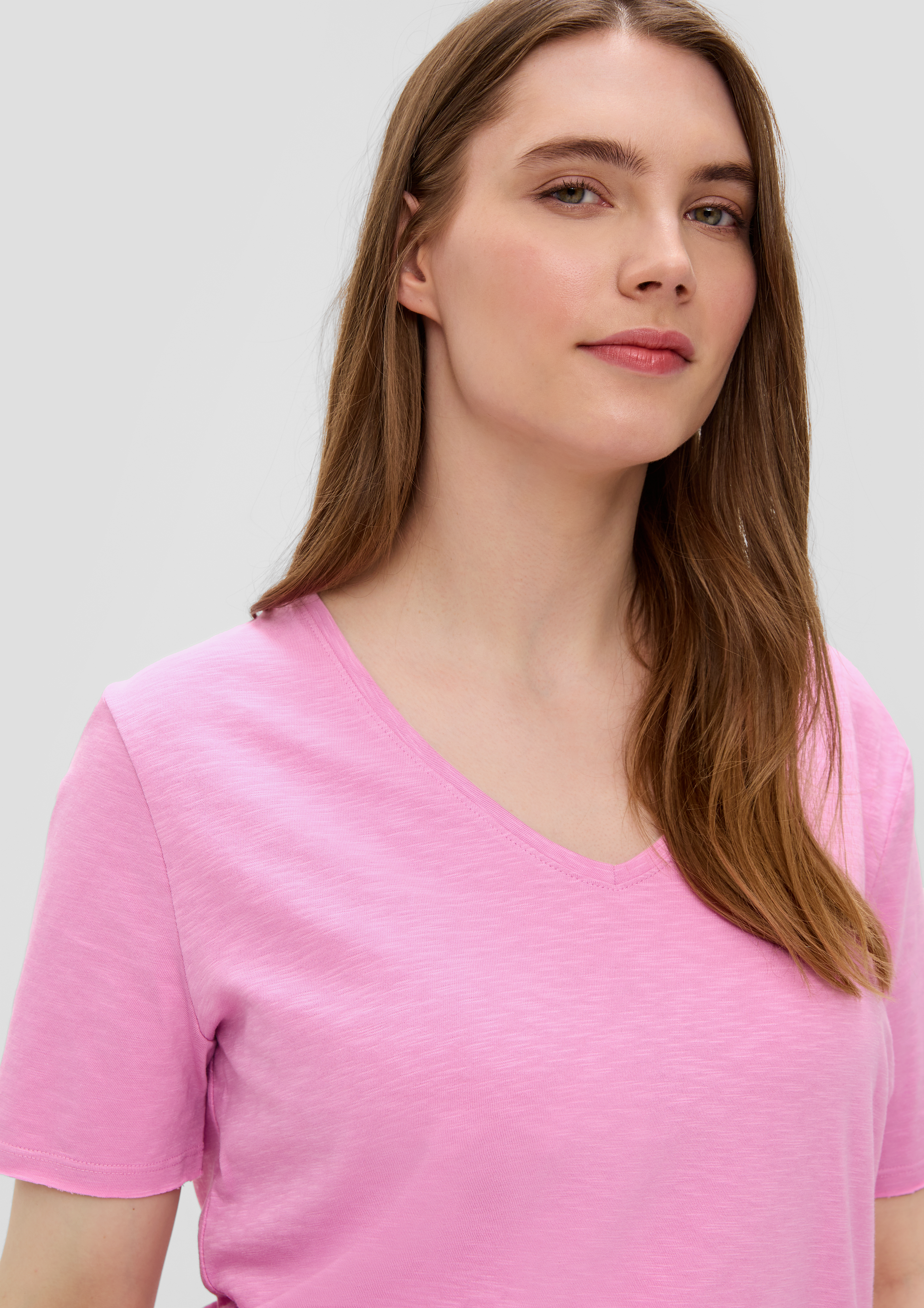 Garment-dyed T-shirt with a rounded V-neckline - rose | s.Oliver