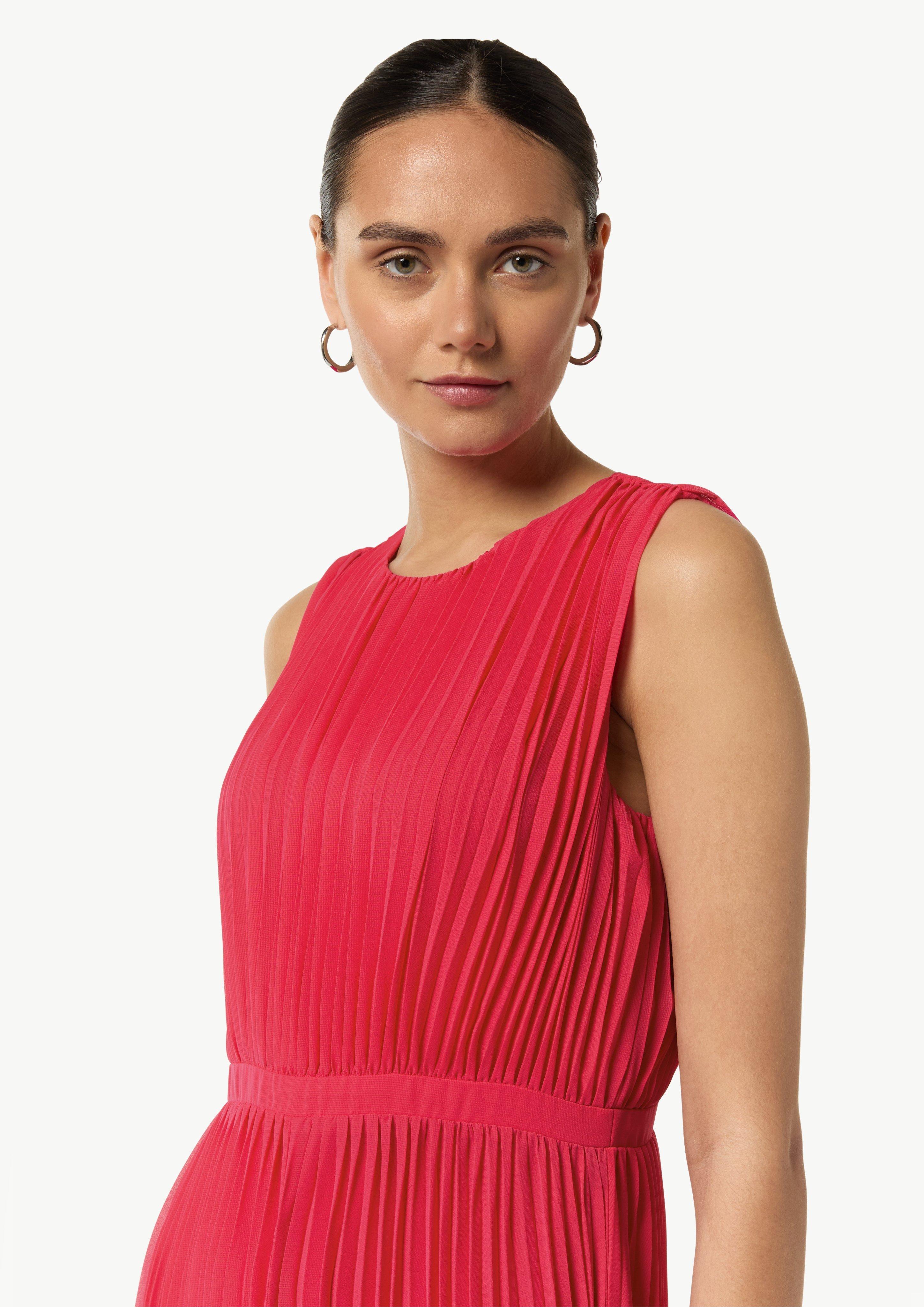 Pleated maxi dress with a round neckline - pink | Comma