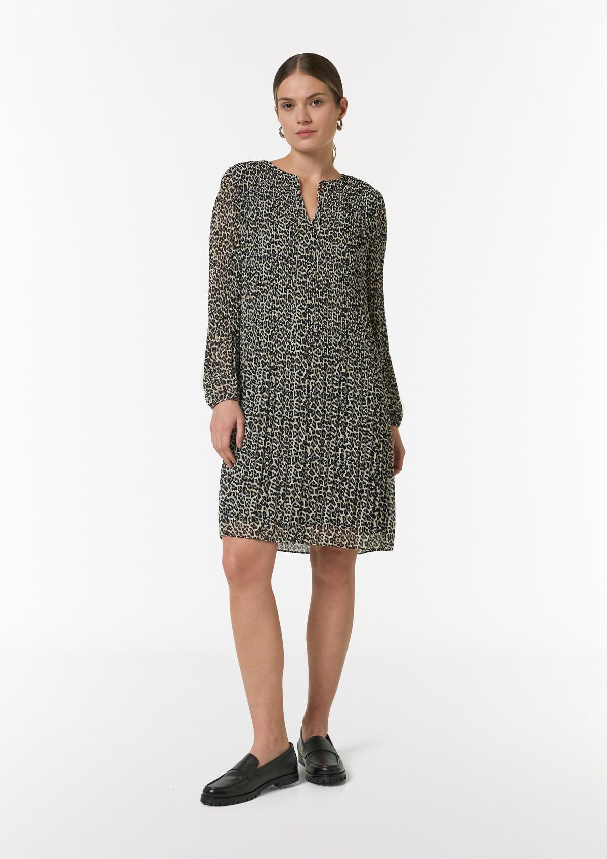 Pleated chiffon dress with a leopard print - beige | Comma