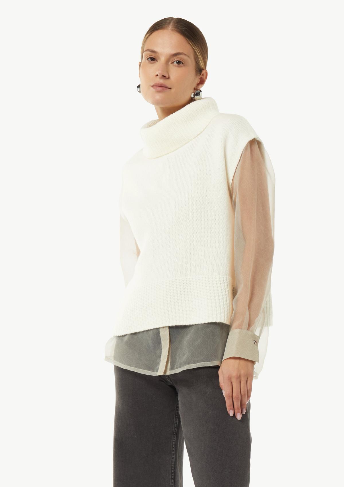 Sleeveless knitted jumper with a cable knit pattern at the hem - white ...