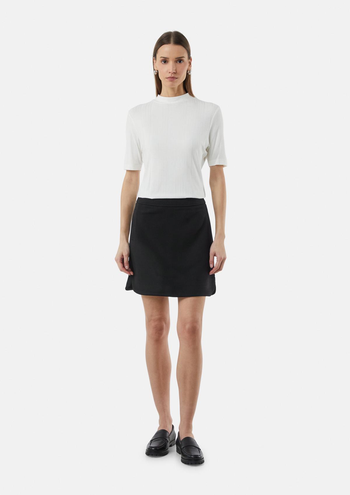 Short piqué skirt with side slit pockets - black | Comma